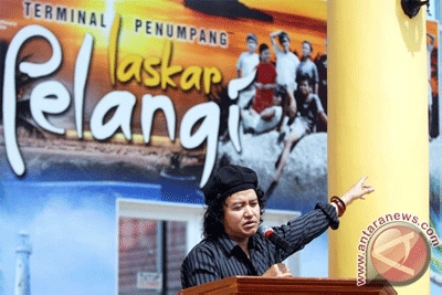 Andrea Hirata Luncurkan "The Rainbow Troops" di Indonesia | Melayu Online